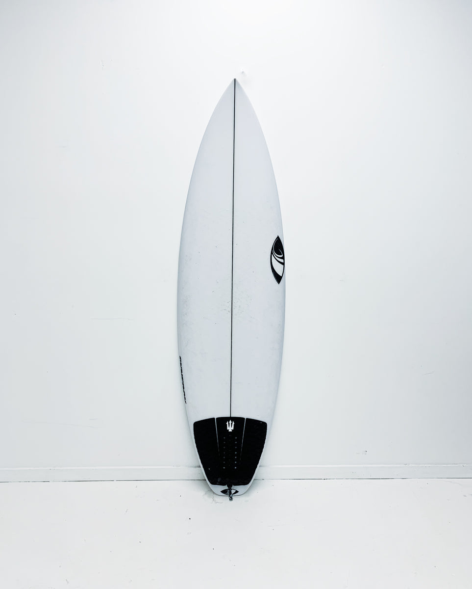 EX TEAM (SYNERGY SHARPEYE) 6'1 x 19 7/16x 2 9/16 - 30.3L - #25070 – The ...